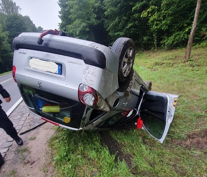 Kolizje, dachowania, zatrzymane prawo jazdy. Weekend na drogach powiatu