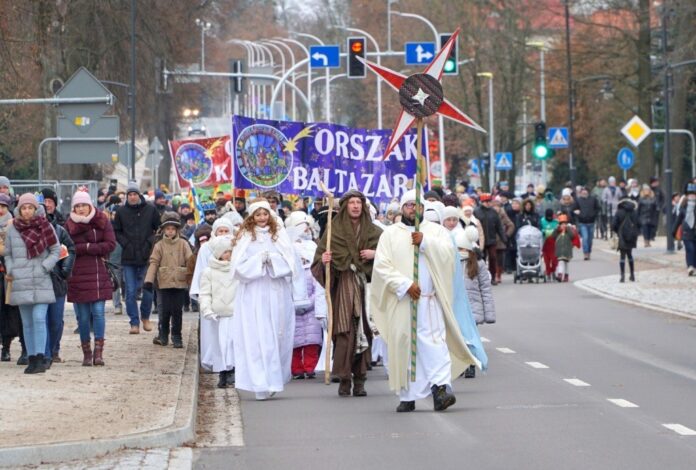 Orszak Trzech Króli 2025 w Giżycku. Wspólne kolędowanie ulicami miasta